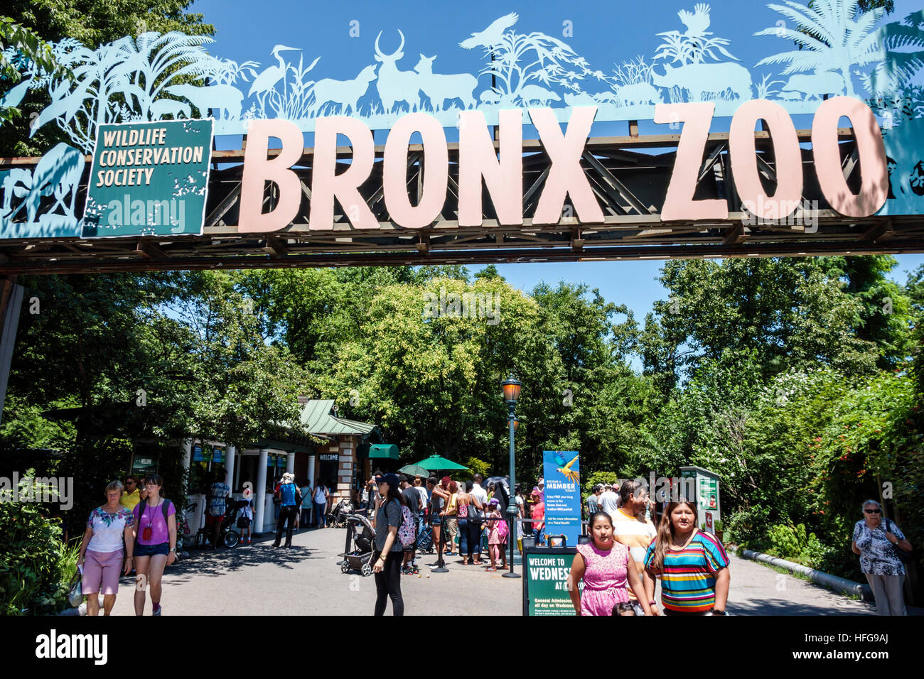Bronx Zoo Sign High Resolution Stock Photography and Images - Alamy