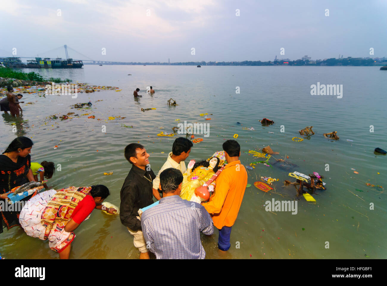 Kolkata (Calcutta, Kalkutta): Indians hand over a statue of the Hindu ...
