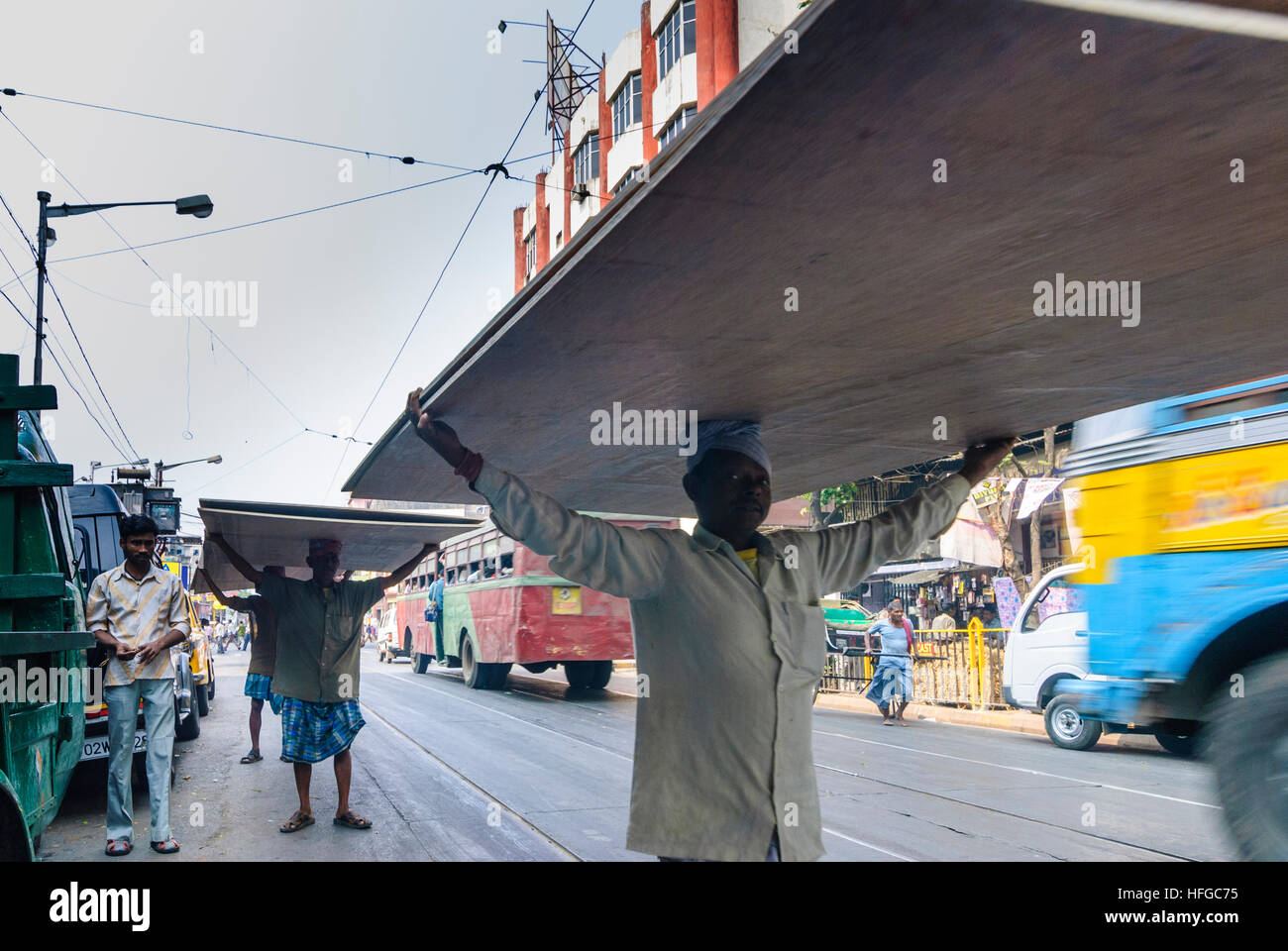 Kolkata (Calcutta, Kalkutta): Transport of wooden boards, men, carriers ...