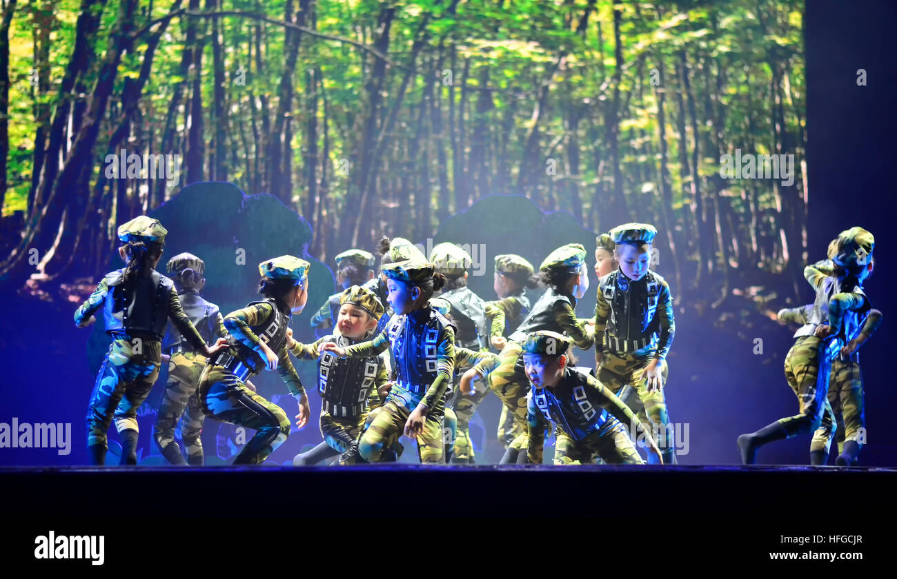 Kids dance perform stage hi-res stock photography and images - Alamy