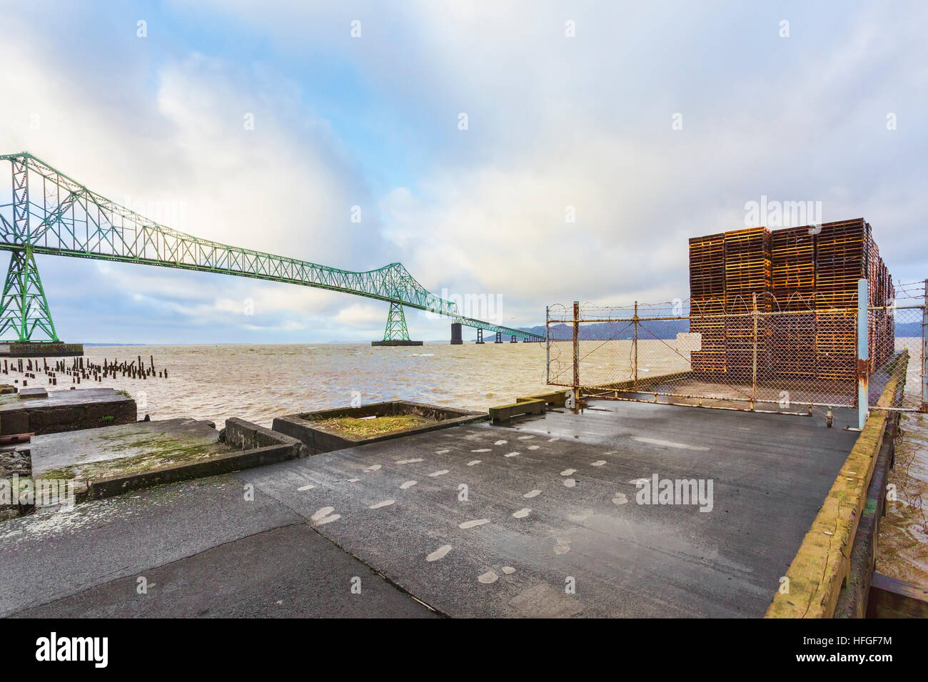 Empty pallets hi-res stock photography and images - Alamy