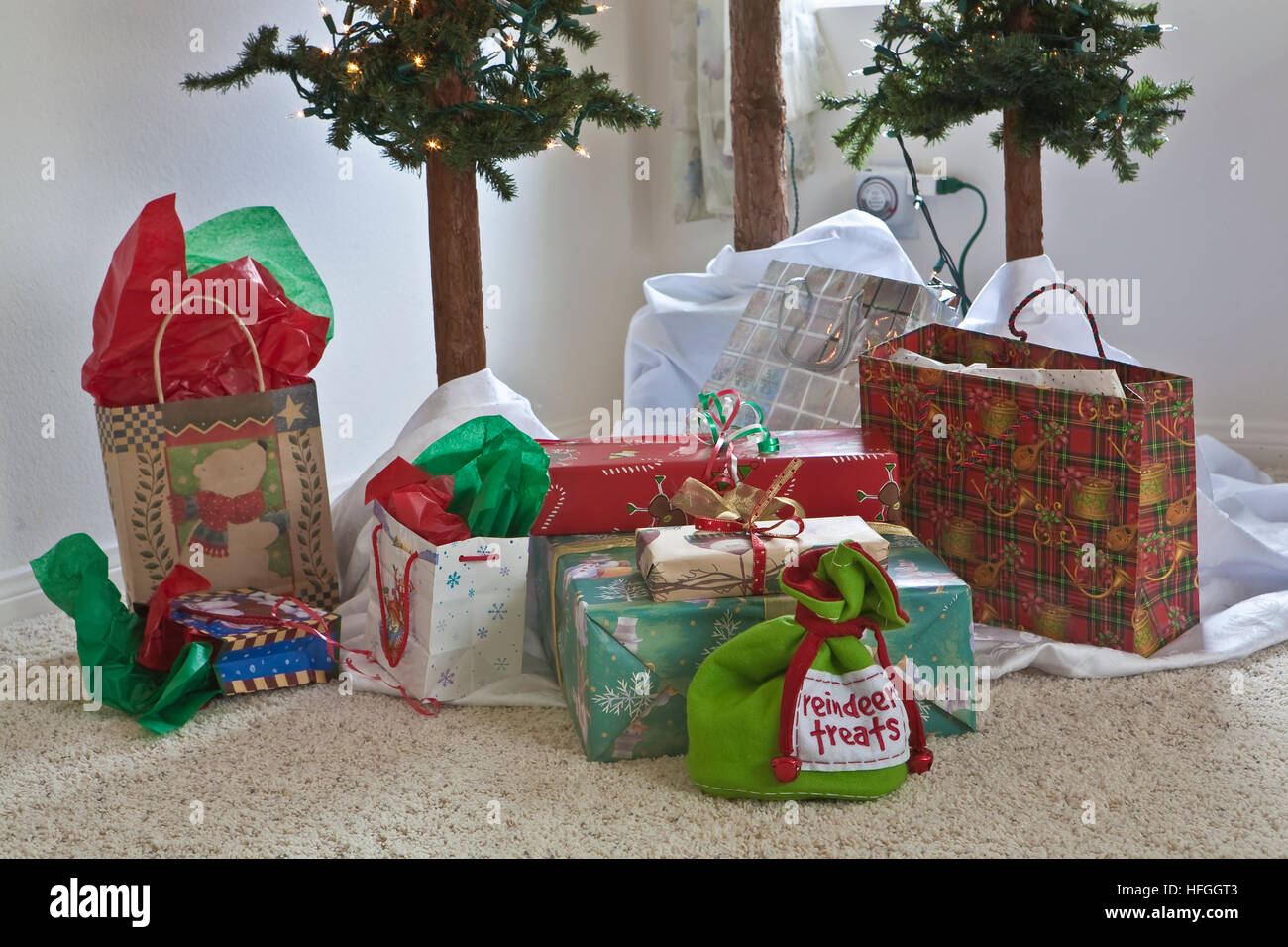 Christmas tree trees present presents hi-res stock photography and ...