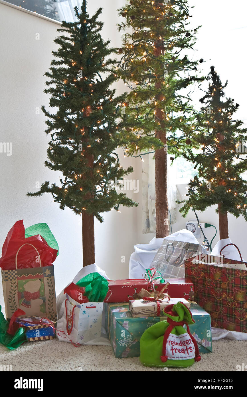 Christmas tree trees present presents hi-res stock photography and ...