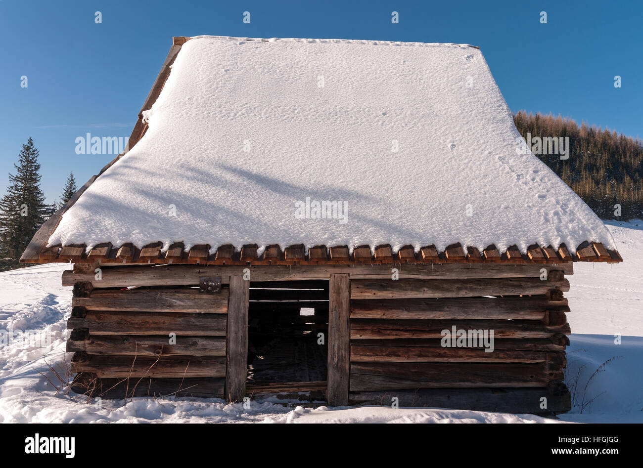 Shed in winter hi-res stock photography and images - Alamy