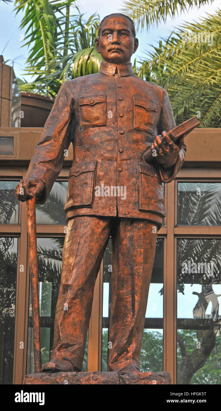 Bronze statue in singapore hi-res stock photography and images - Alamy