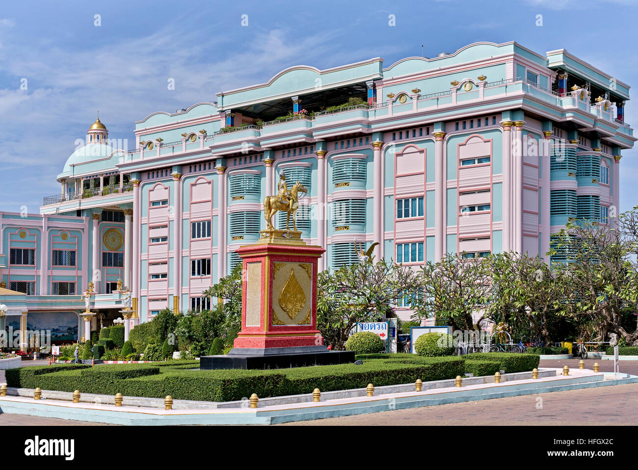 Large colourful house hi-res stock photography and images - Alamy