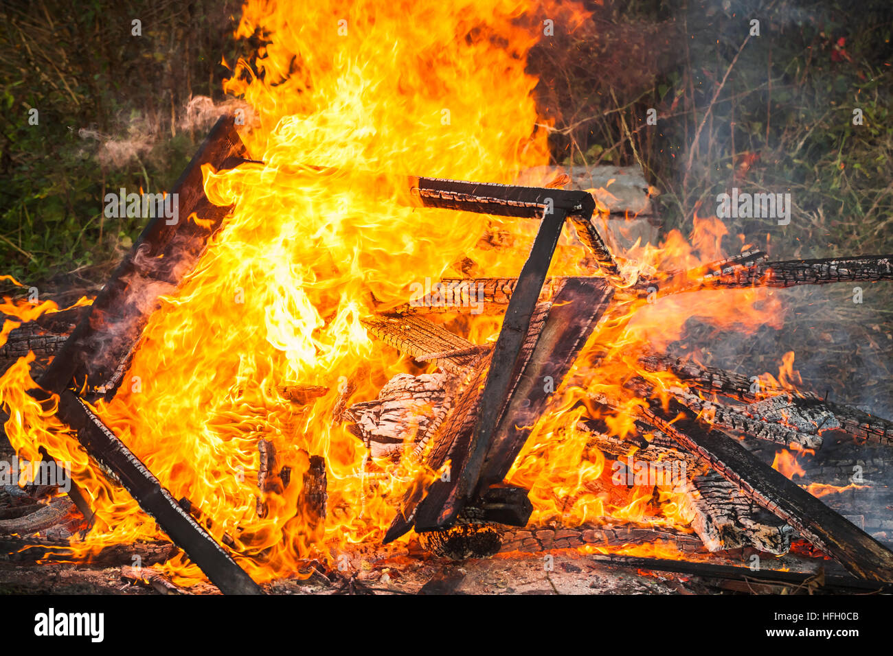 Close up photo of burning firewood in big bonfire Stock Photo - Alamy