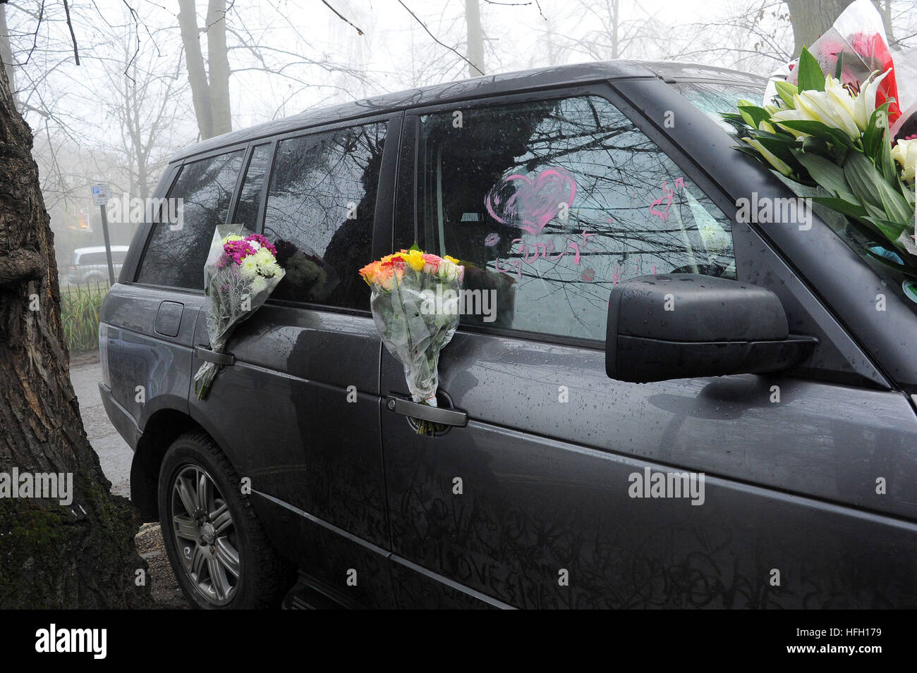 George Michael House Highgate Fans Turn The Gate OnTo a Shrine Friday ...