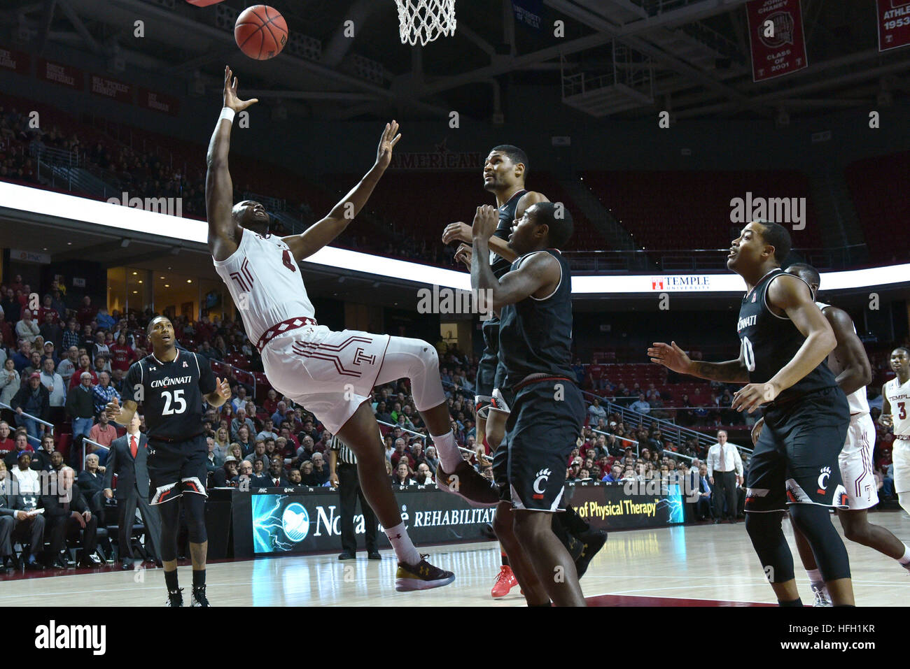 Philadelphia, Pennsylvania, USA. 28th Dec, 2016. Temple Owls guard ...