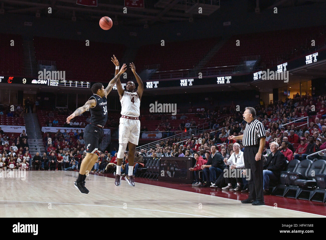 Philadelphia, Pennsylvania, USA. 28th Dec, 2016. Temple Owls guard ...
