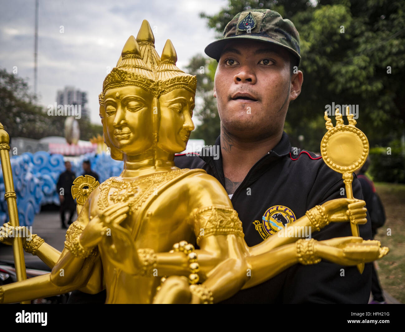Bangkok, Bangkok, Thailand. 31st Dec, 2016. A Thai soldier holds a ...
