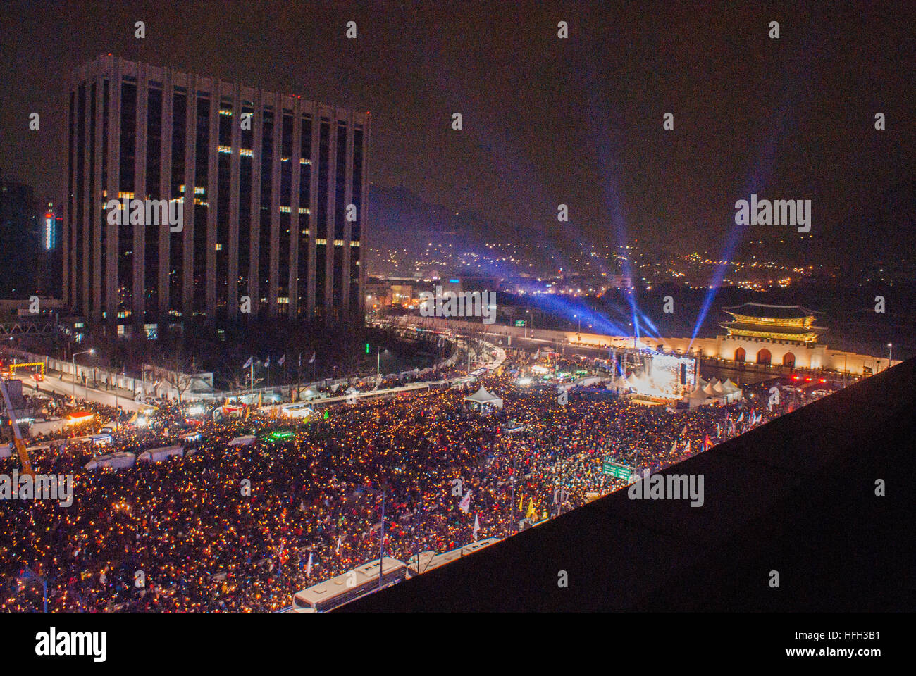 Seoul, South Korea. 31st Dec, 2016. People attend a candlelight rally ...