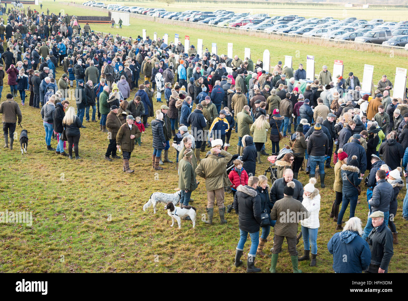 Horse racing crowd hi-res stock photography and images - Alamy