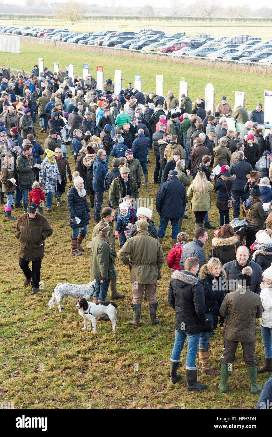Horse racing crowd hi-res stock photography and images - Alamy