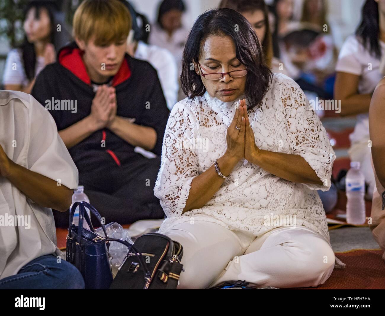 Bangkok, Bangkok, Thailand. 31st Dec, 2016. People pray during New Year ...