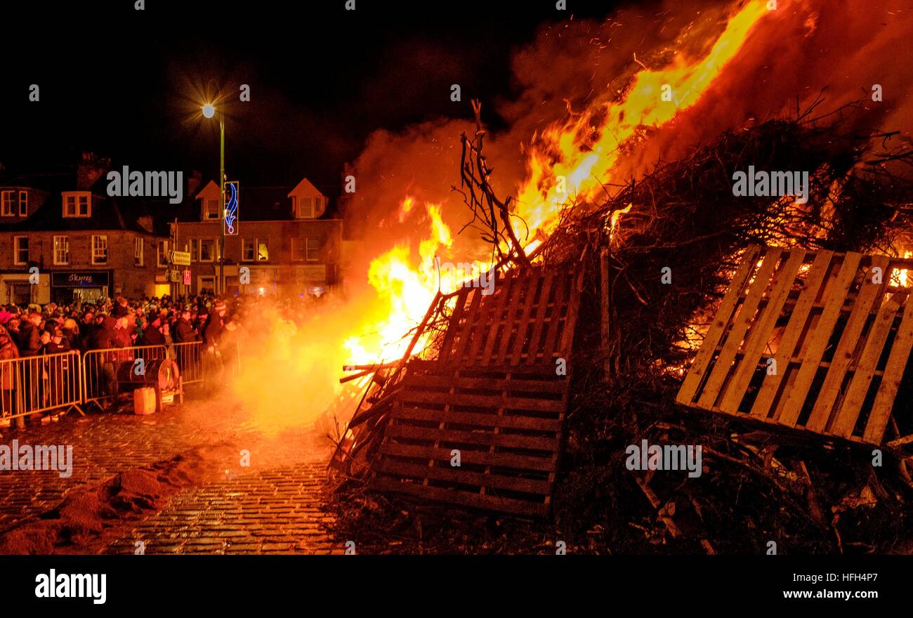 Biggar, UK. 31st Dec, 2016. The hogmanay bonfire in Biggar's High ...
