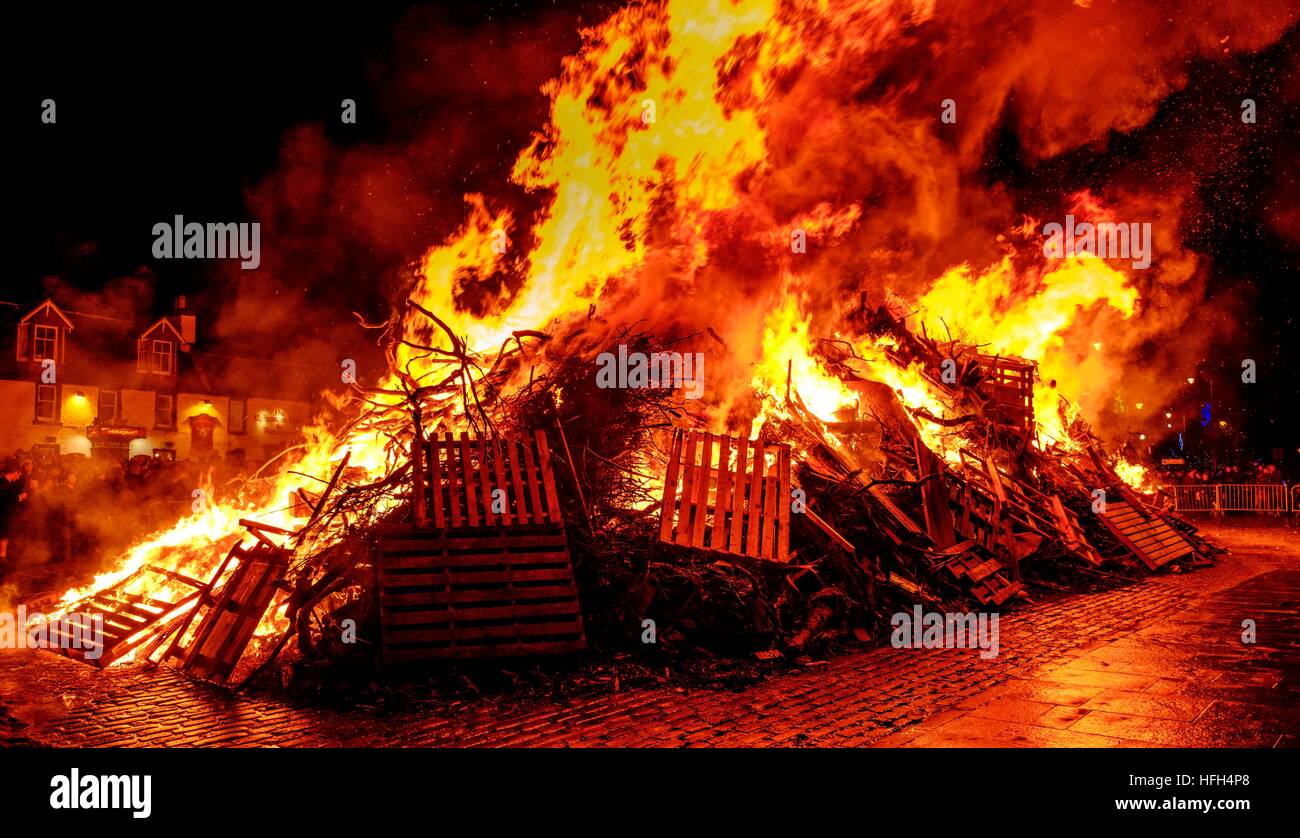 Biggar, UK. 31st Dec, 2016. The hogmanay bonfire in Biggar's High ...