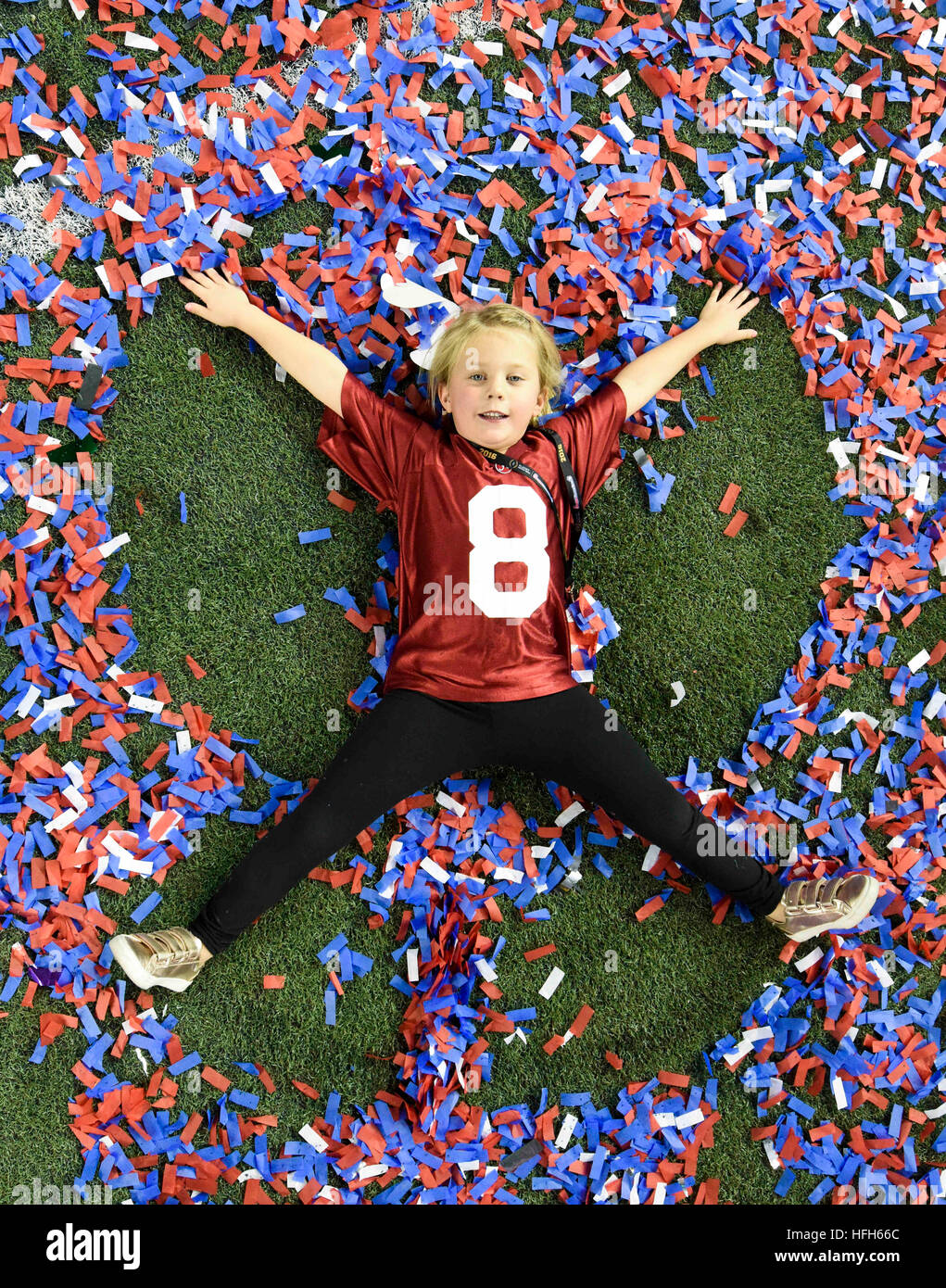 Atlanta, Florida, USA. 31st Dec, 2016. Lucy Cochran, 5, makes a ...
