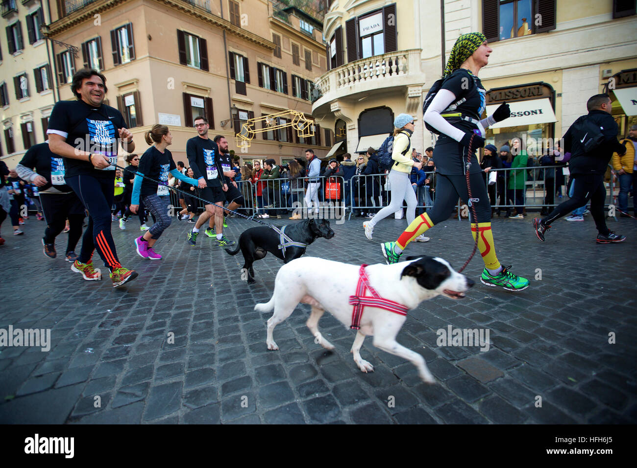 Rome, Italy. 31st Dec, 2016. People run past the Spanish Square during ...