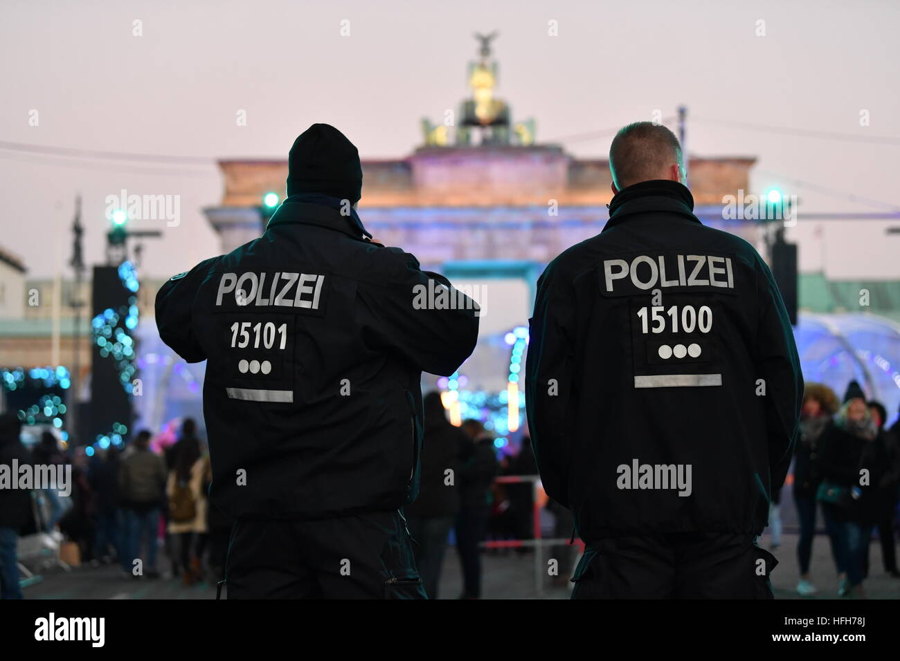 Berlin, Germany. 31st Dec, 2016. Police officers secure the festival ...