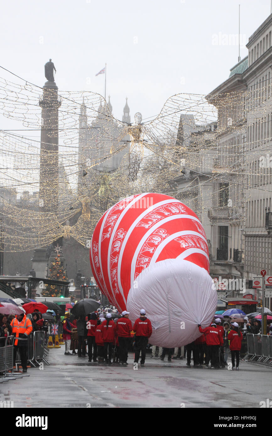 London, UK. 1st January 2017. A float makes it towards The Mall in the ...