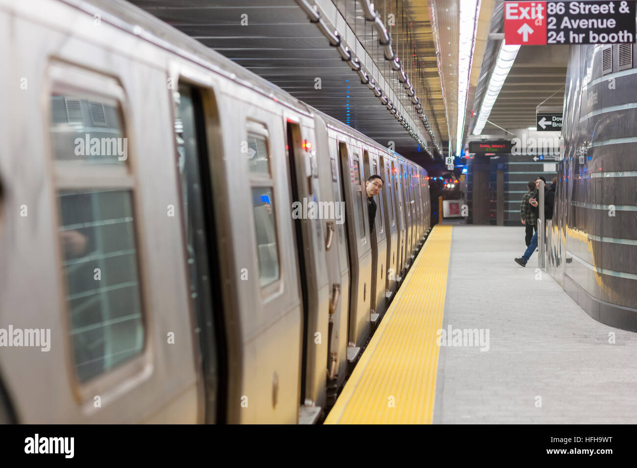 New York, USA. 01st Jan, 2017. Crowds mob the 86th Street station on ...