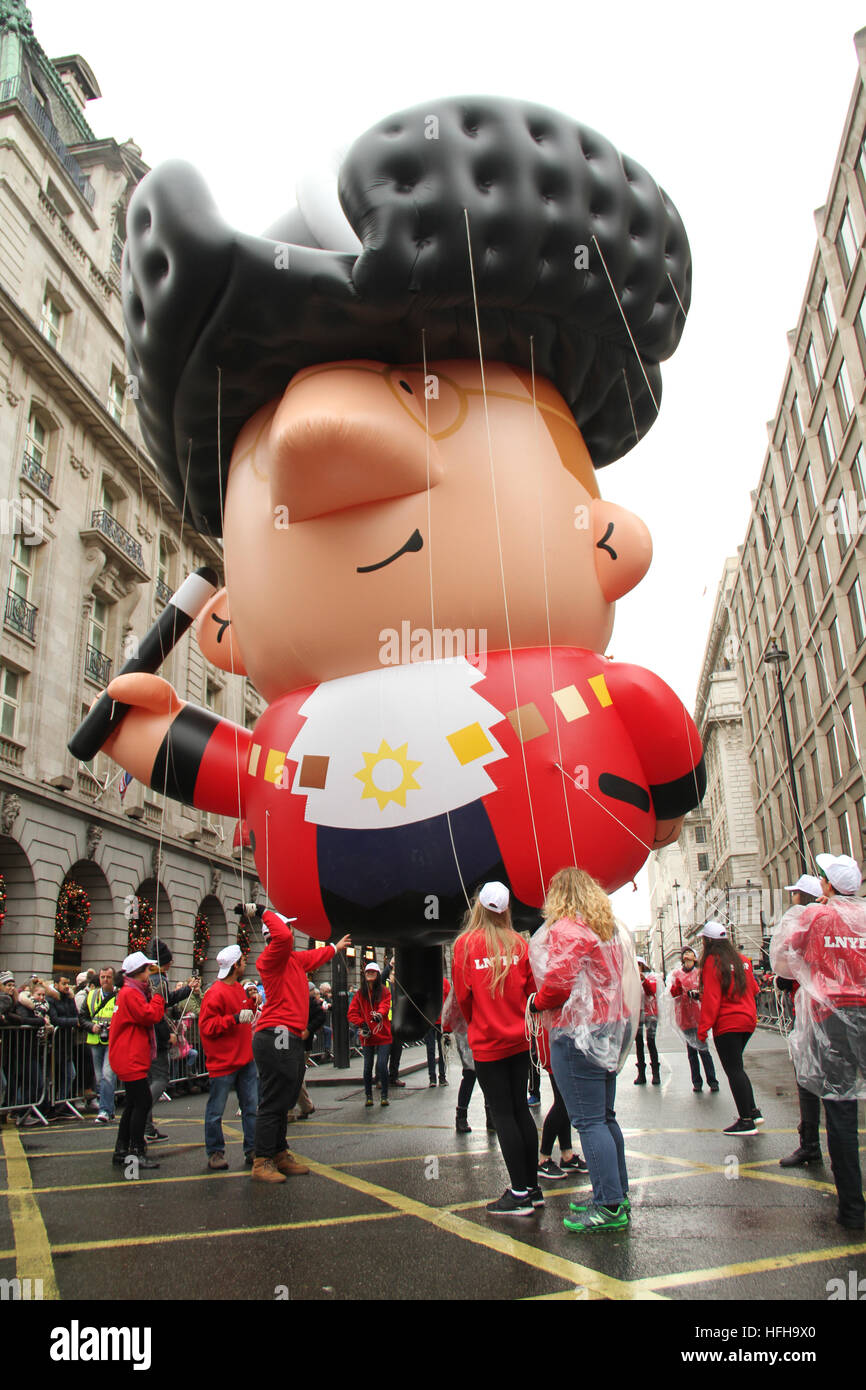London, UK. 1st January 2017. A giant float seen by The Ritz during in ...