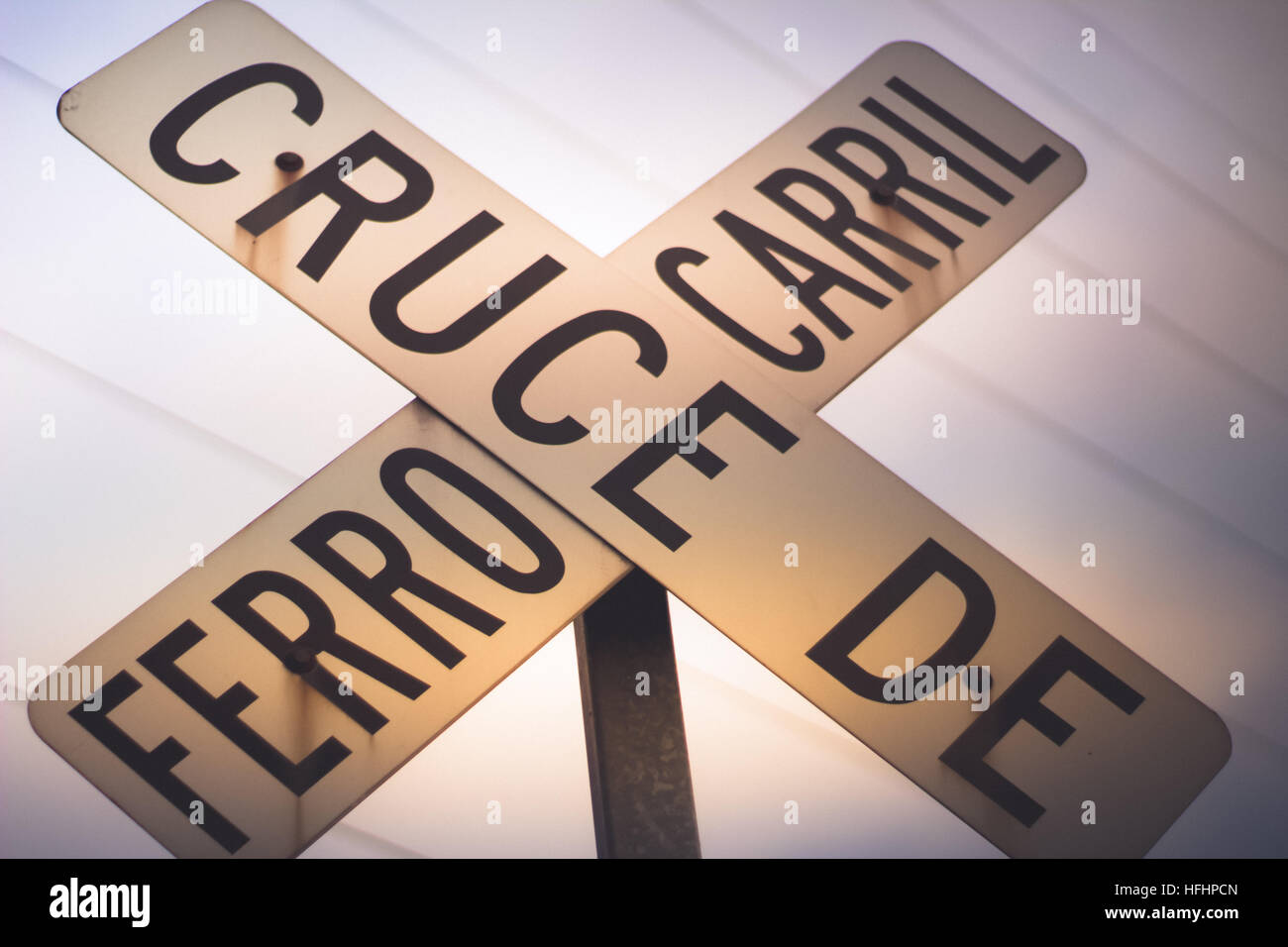 Railroad crossing sign in spanish hi-res stock photography and images ...