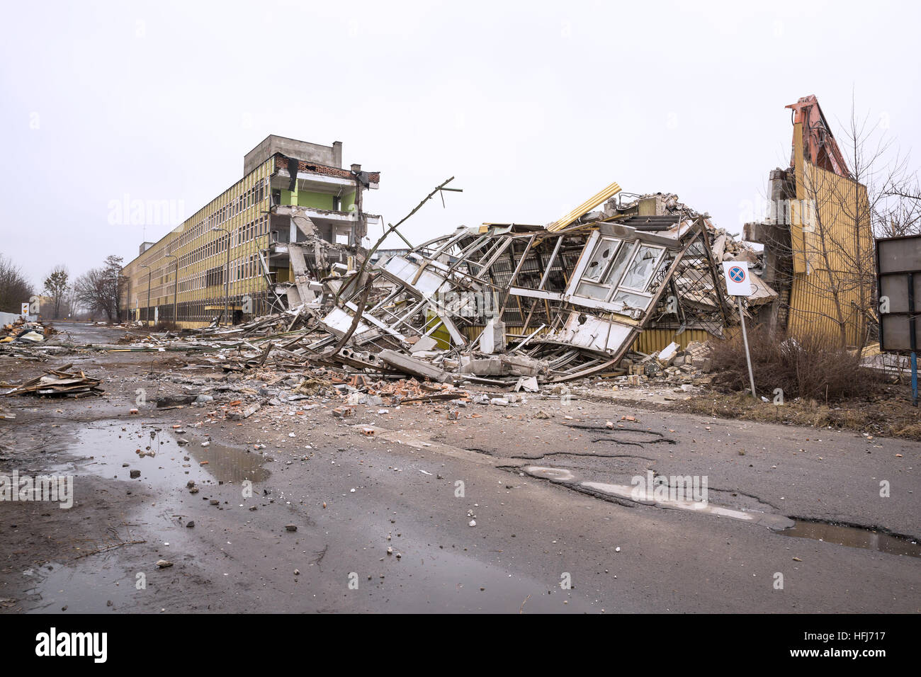 Demolition explosion hi-res stock photography and images - Alamy