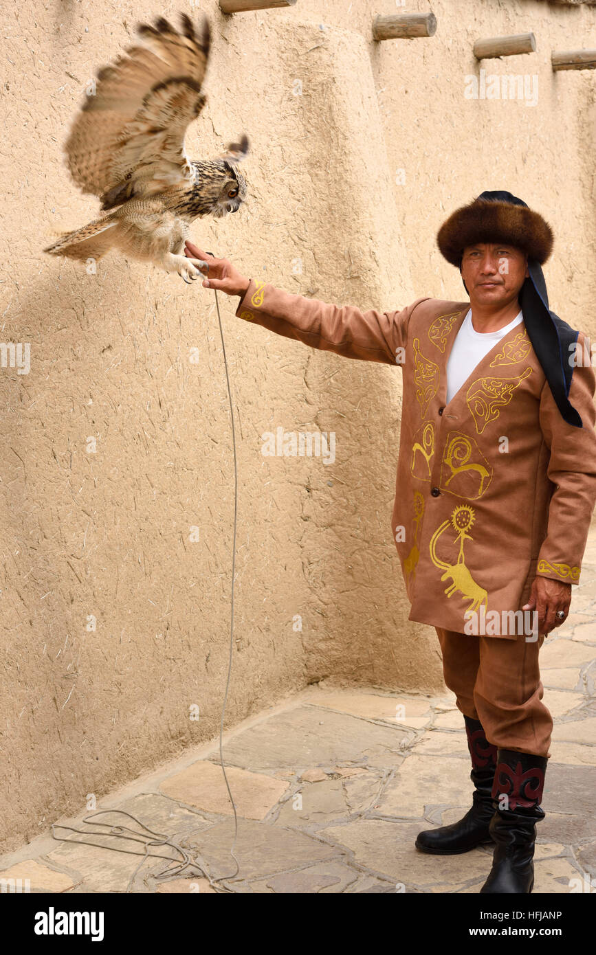 Handlers hand hi-res stock photography and images - Alamy