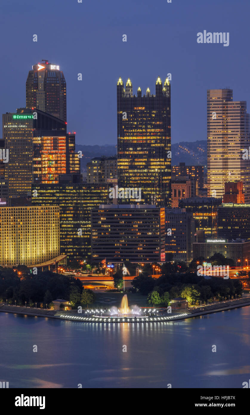Dusk Skyline of Pittsburgh, Pennsylvania, USA. Point State Park Water ...