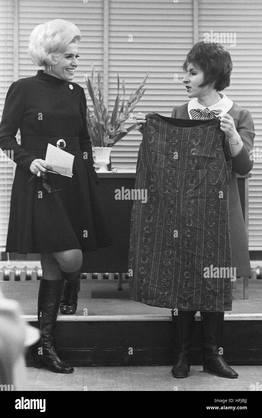 Jean Nidetch, cofounder of Weight Watchers, speaking to a small ...