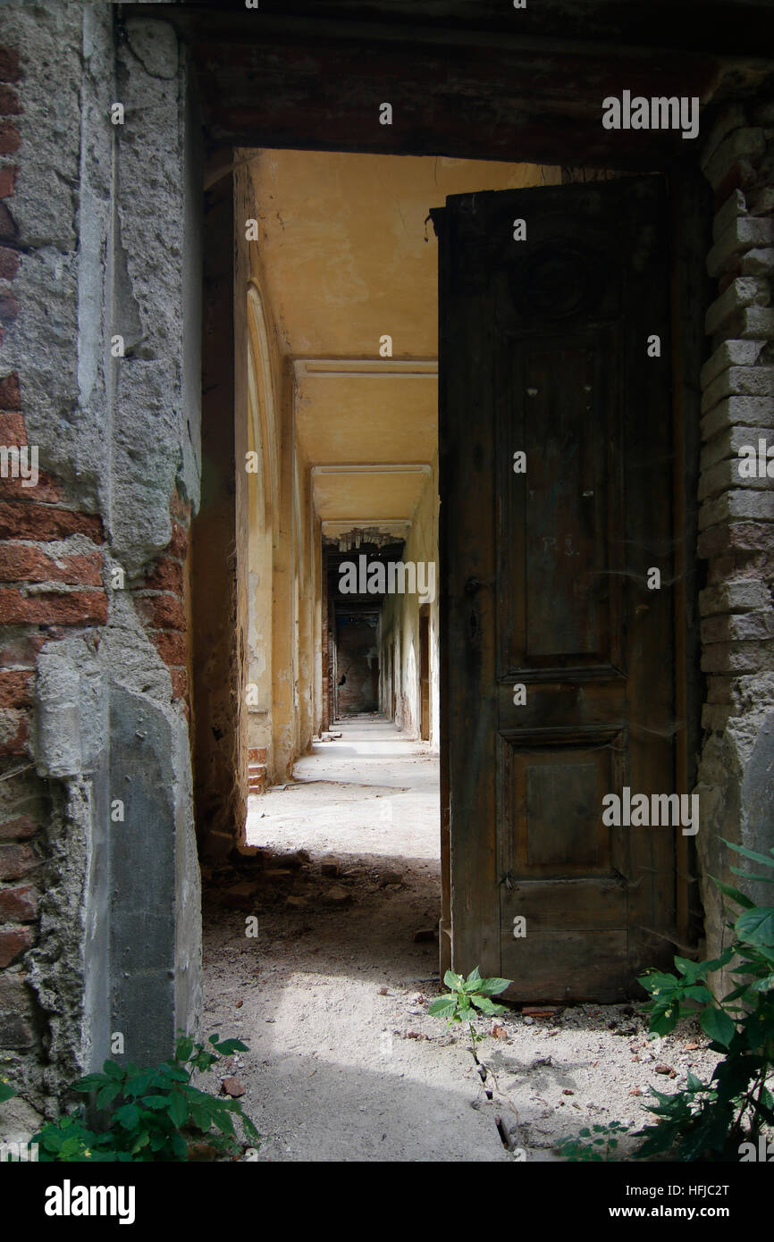 Abandoned dilapidated hi-res stock photography and images - Alamy