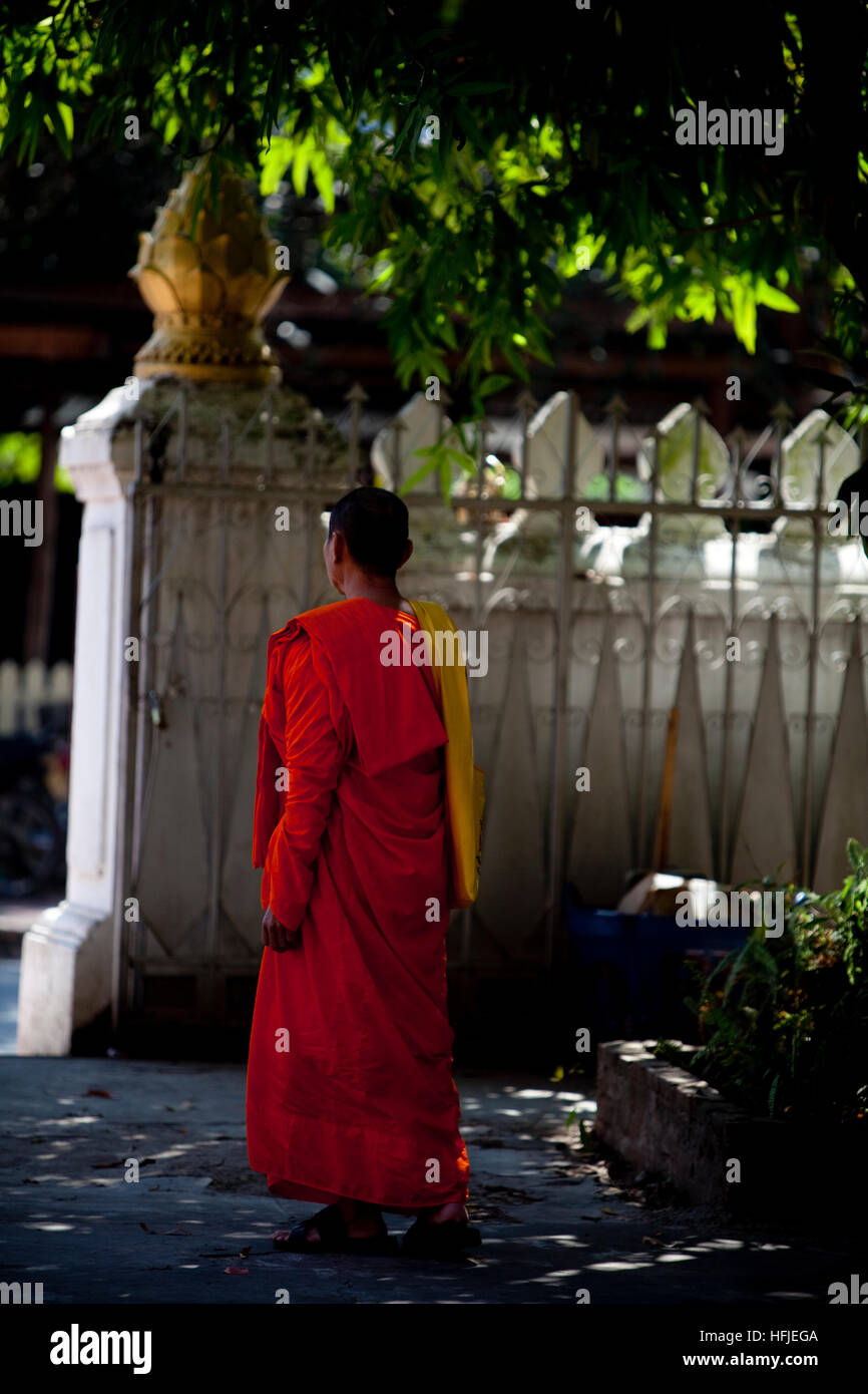 Laughing thai monks hi-res stock photography and images - Alamy