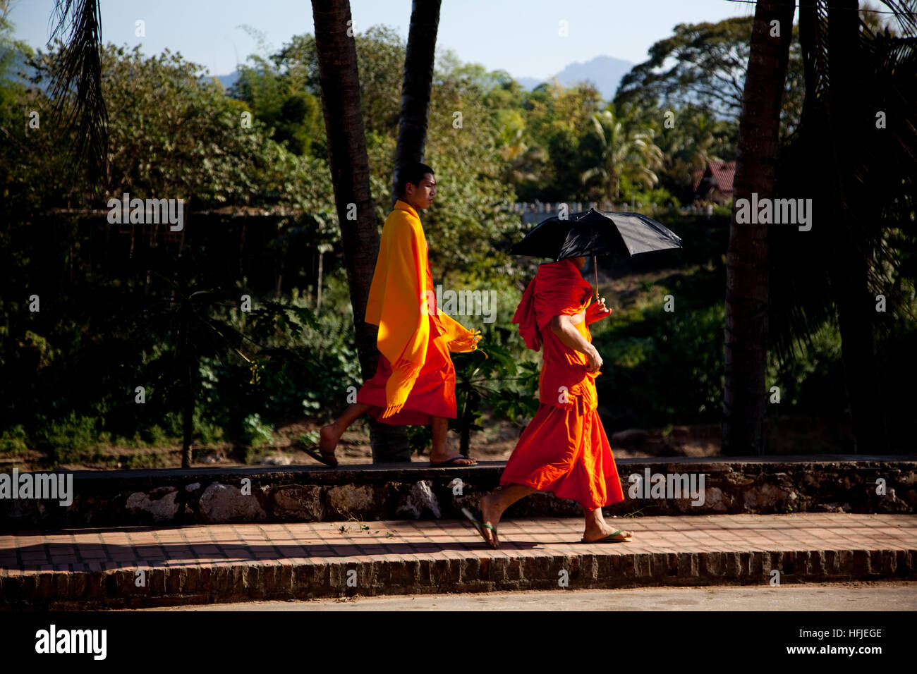 Laughing thai monks hi-res stock photography and images - Alamy