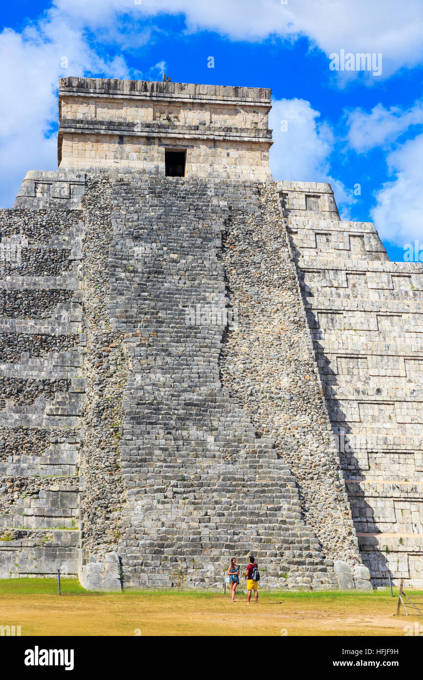 Mayan pyramid of kukulcan in chichen itza chichen itza hi-res stock ...