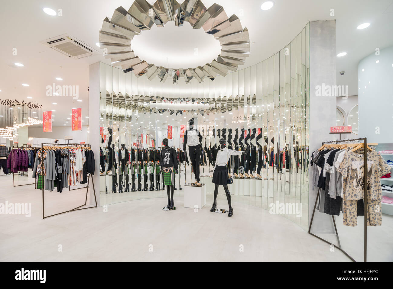 Modern store in shopping mall Stock Photo - Alamy