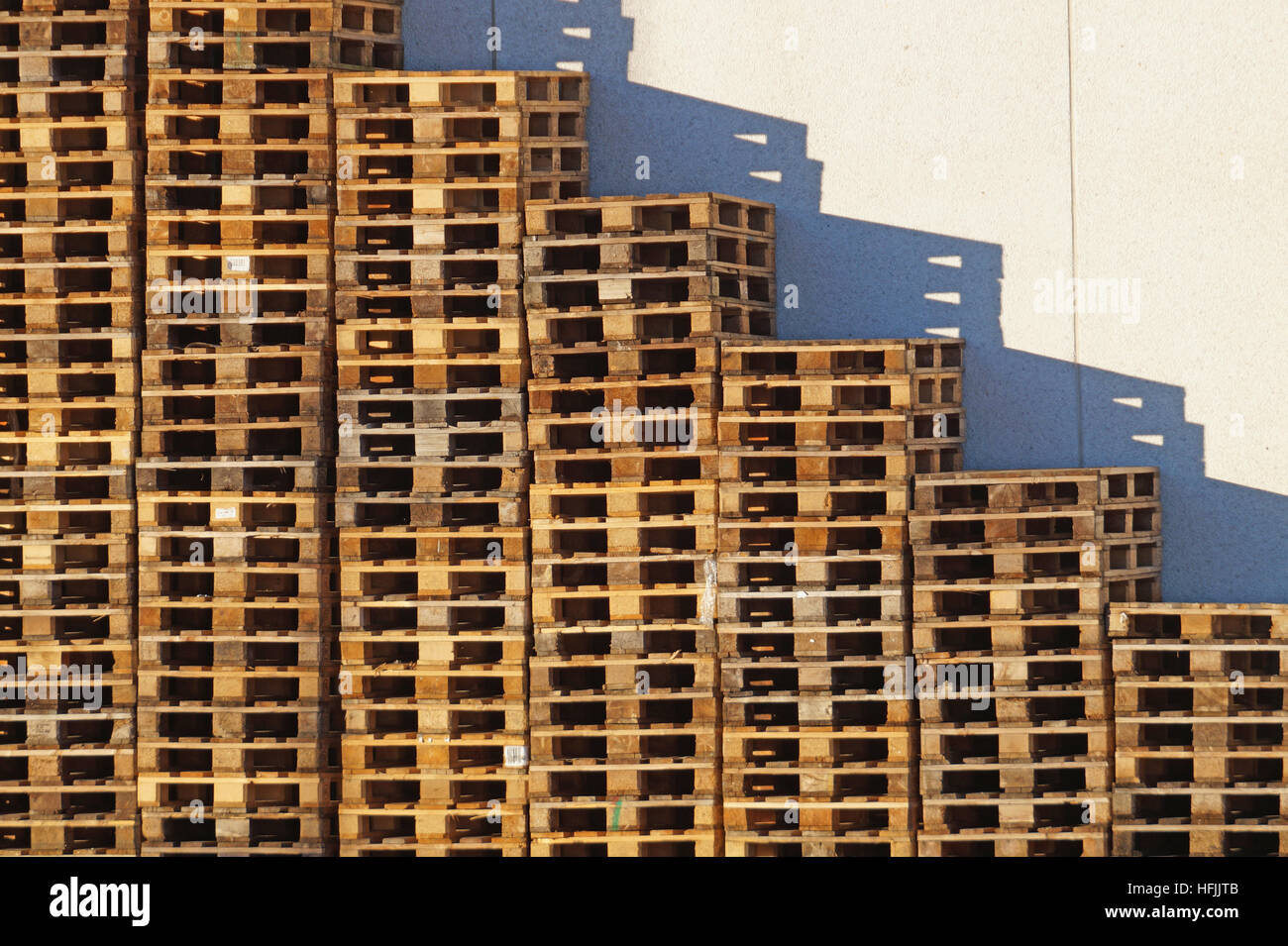 wooden pallet overlap in warehouse Stock Photo - Alamy