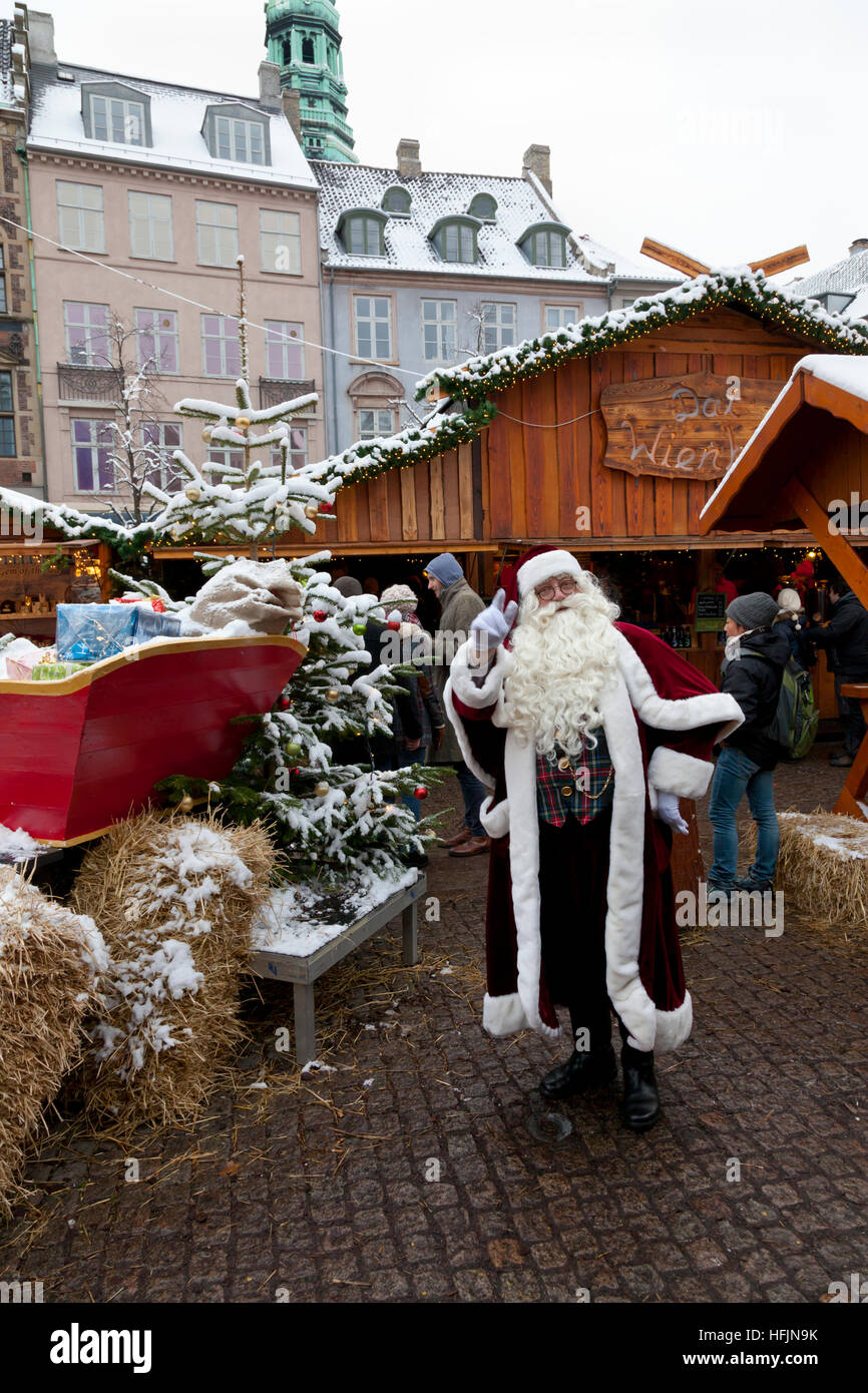 Father christmas and sleigh hi-res stock photography and images - Alamy