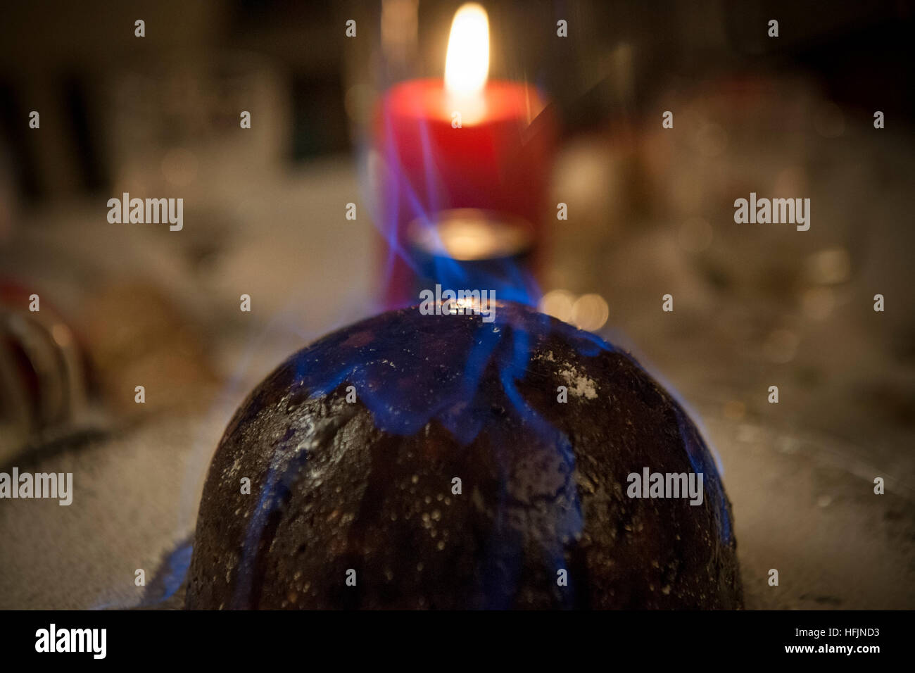 Flaming christmas pudding hi-res stock photography and images - Alamy