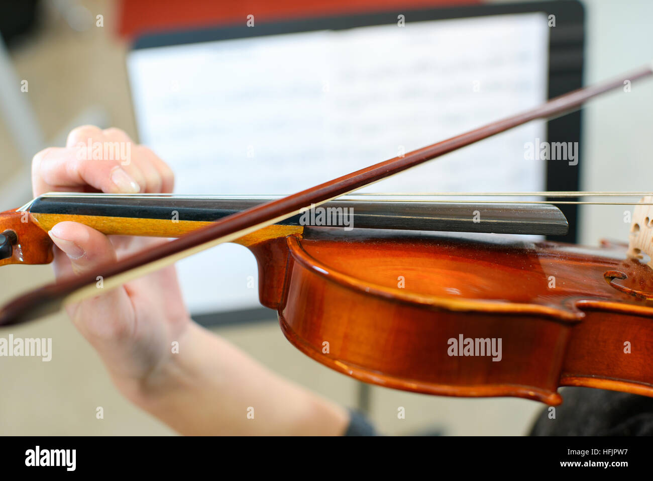 Violin lesson hi-res stock photography and images - Alamy