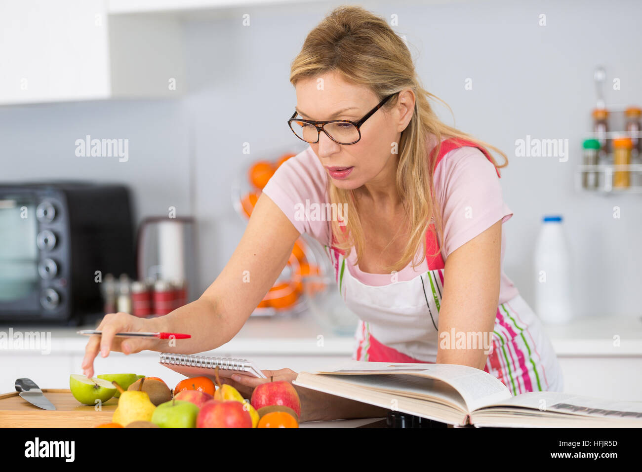 Woman cookbook hi-res stock photography and images - Alamy