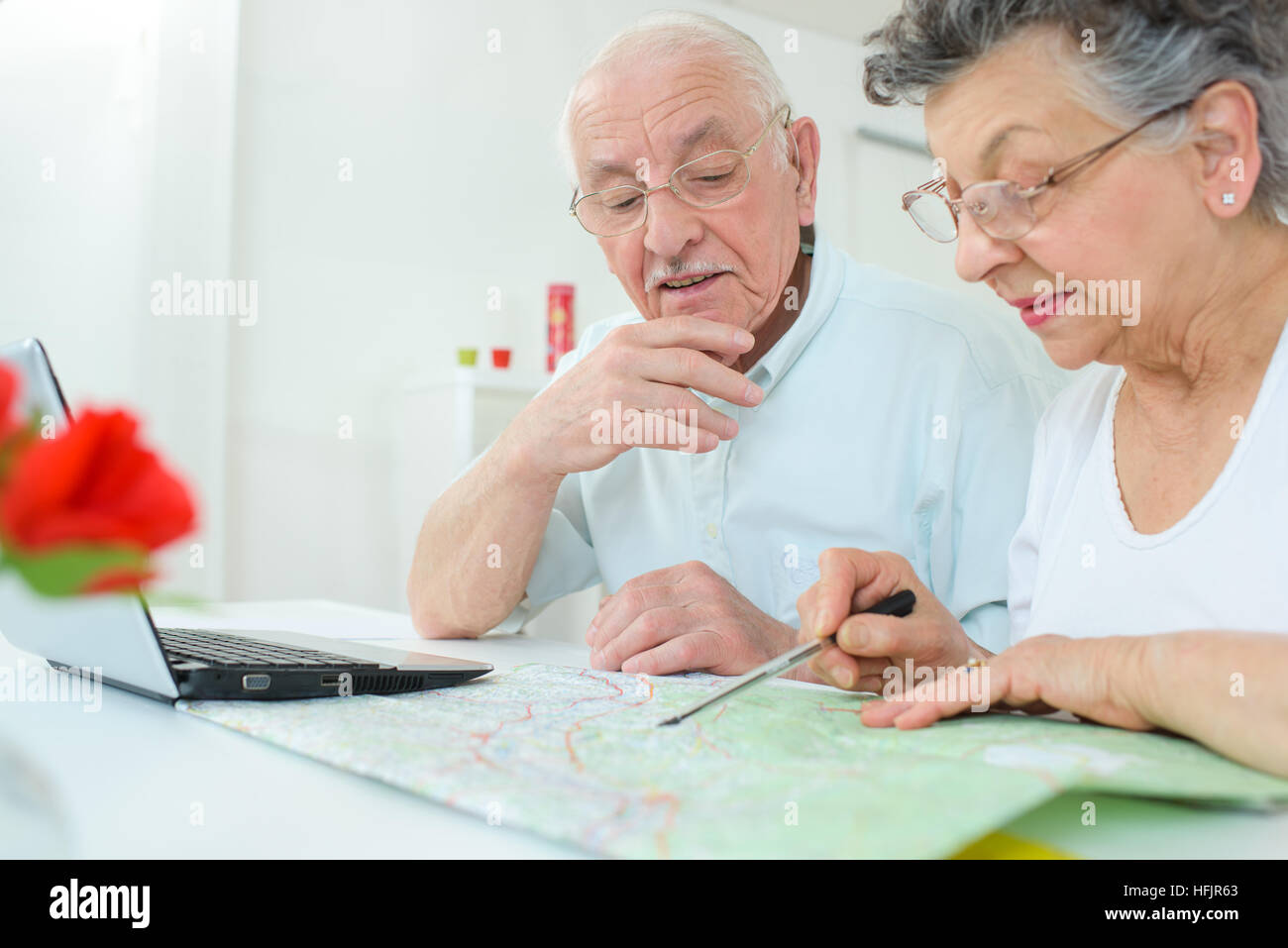 Elderly couple laptop map hi-res stock photography and images - Alamy