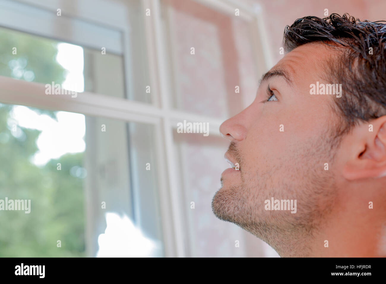 man looking up Stock Photo - Alamy