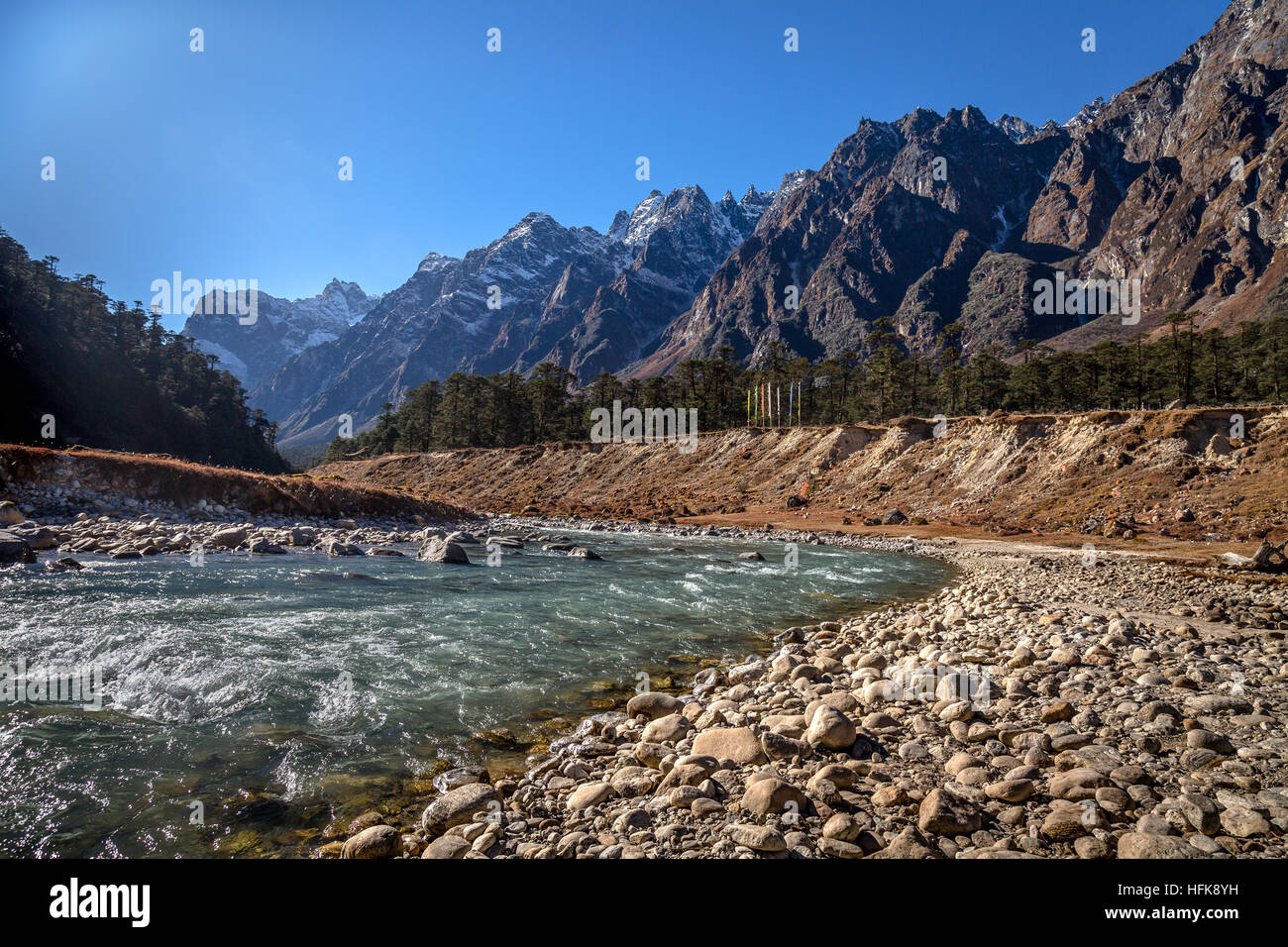 Teesta river flowing through the Yumthang valley. The mountain valley ...