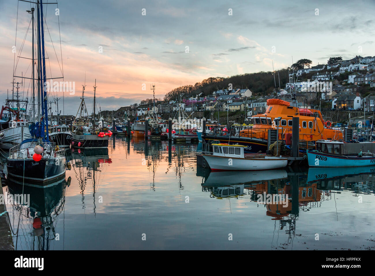 Newlyn pier hi-res stock photography and images - Alamy
