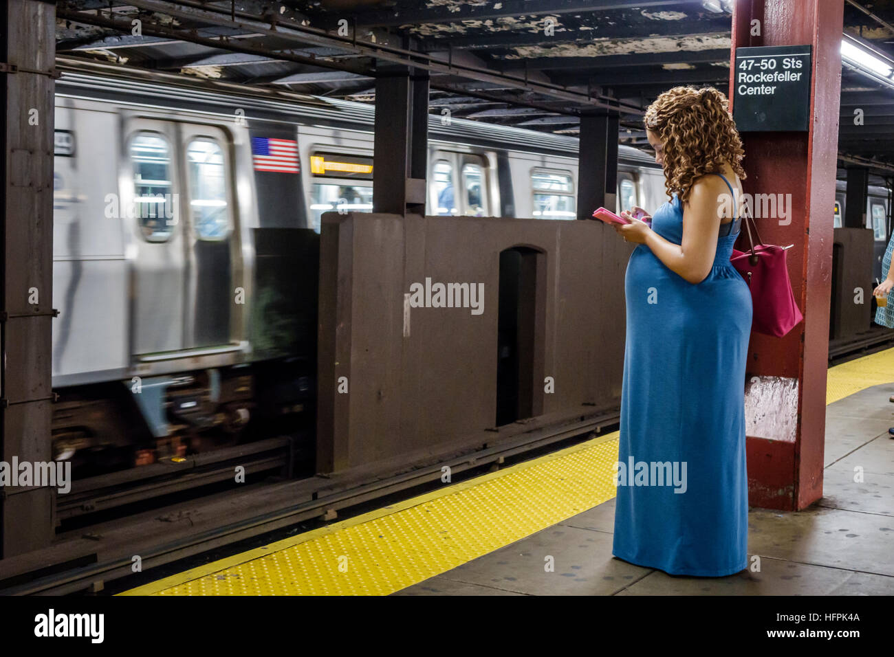 New york subway platform phone hi-res stock photography and images - Alamy