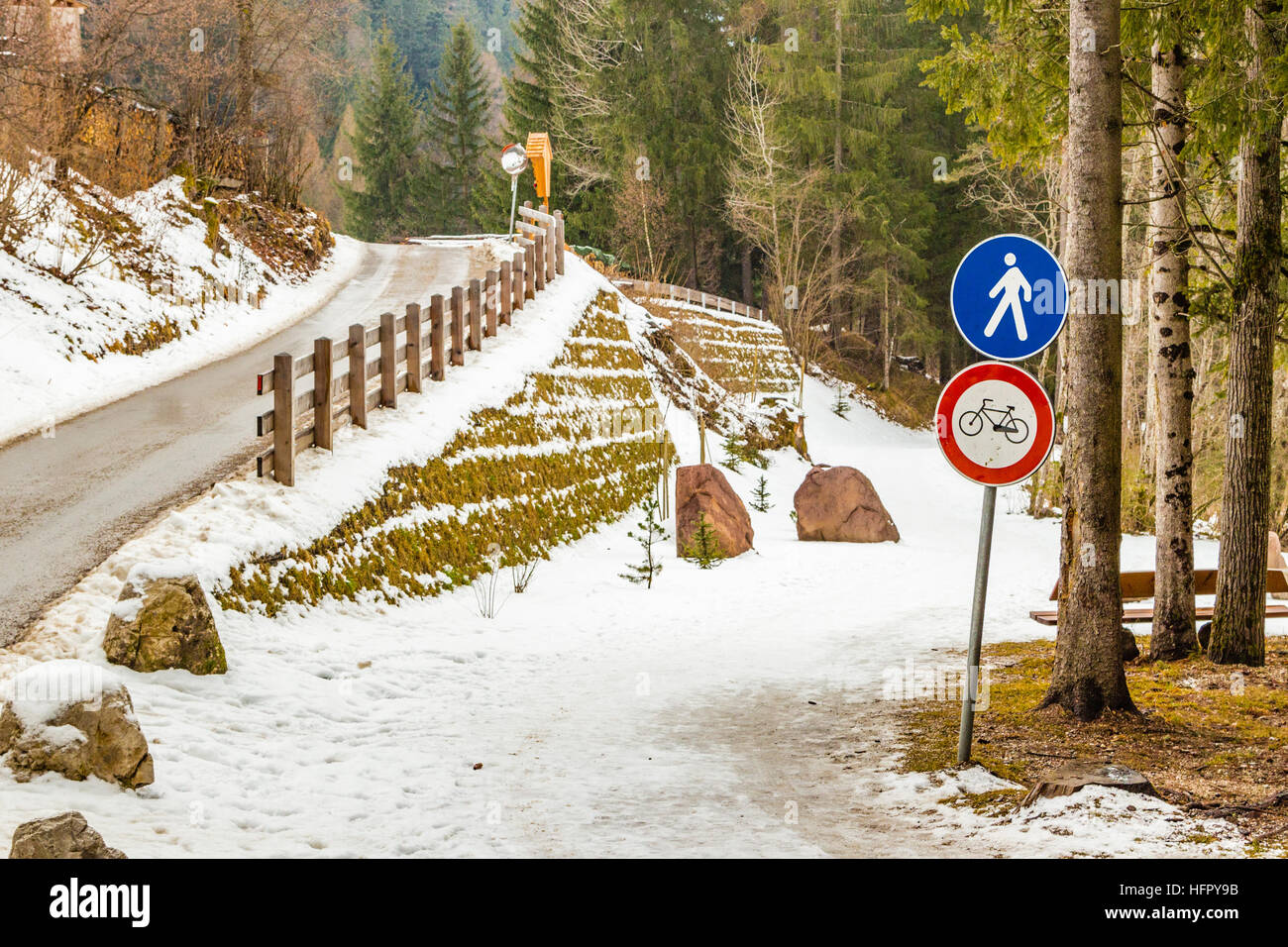 Snowy dirt road hi-res stock photography and images - Alamy