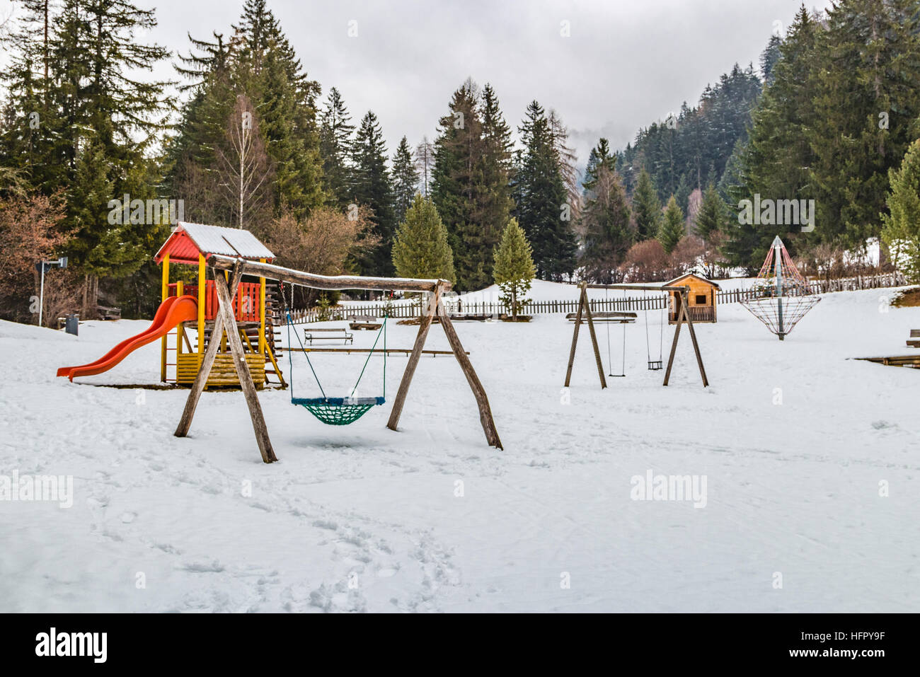 Children near trees hi-res stock photography and images - Alamy