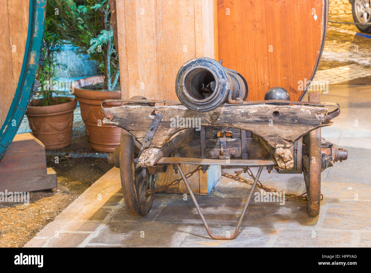 Ancient cannon in home hi-res stock photography and images - Alamy